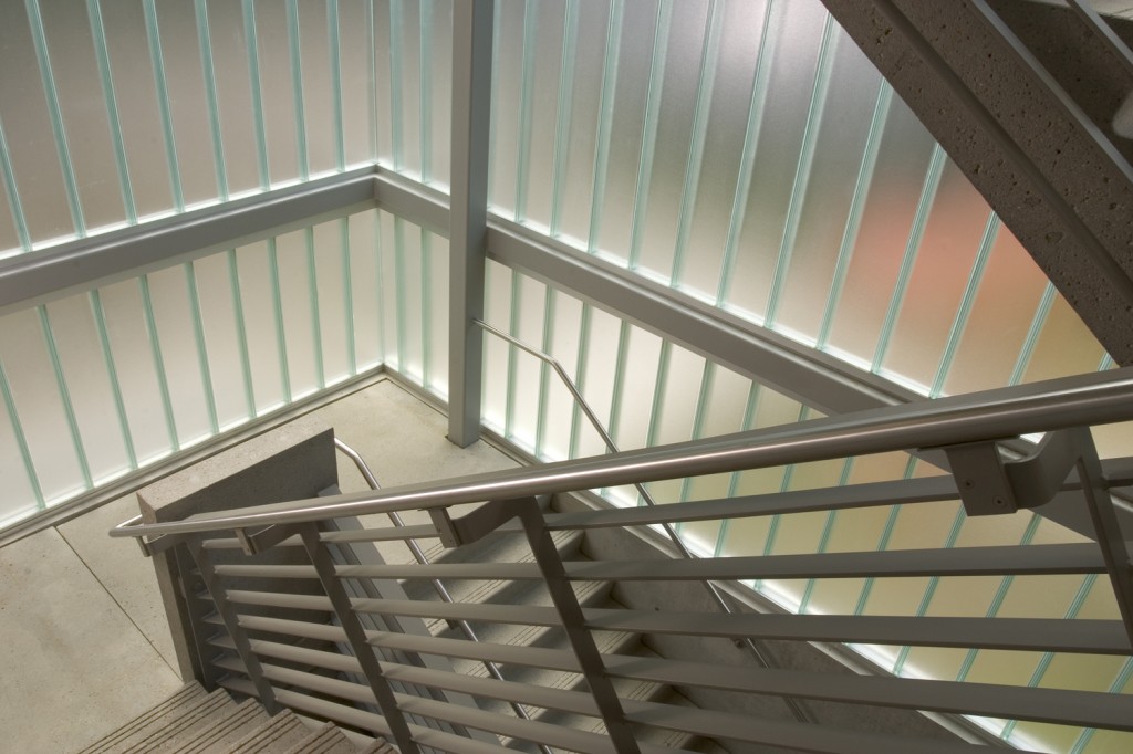 Channel glass stairwell - Construction Canada