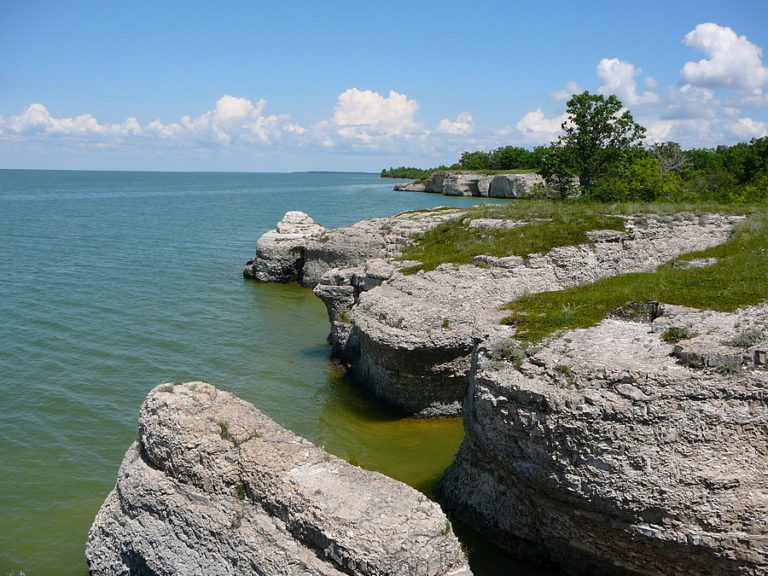 Limestone rock along Lake Manitoba coastline - Canada - Construction Canada