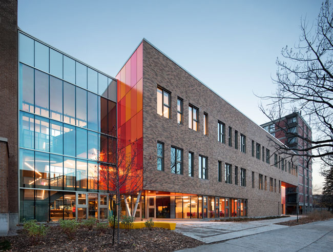 Montréal school expansion harmoniously blends into existing building ...