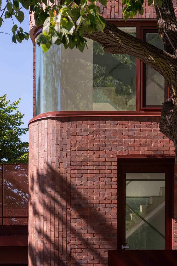 Firm designs Montreal house inspired by 1930s Streamline Moderne ...